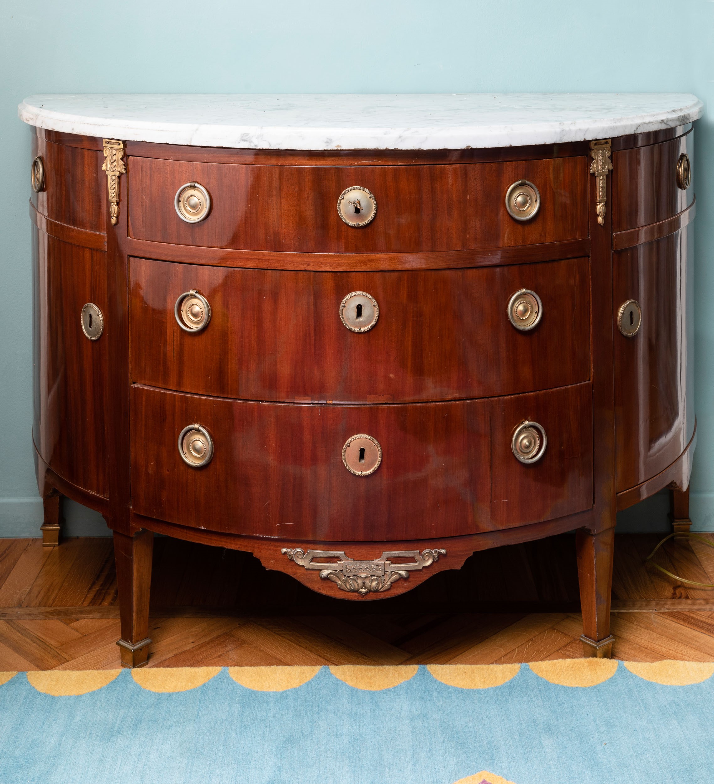 Commode demilune lastronata in mogano. Jean-Baptiste Gamichon, Francia ...