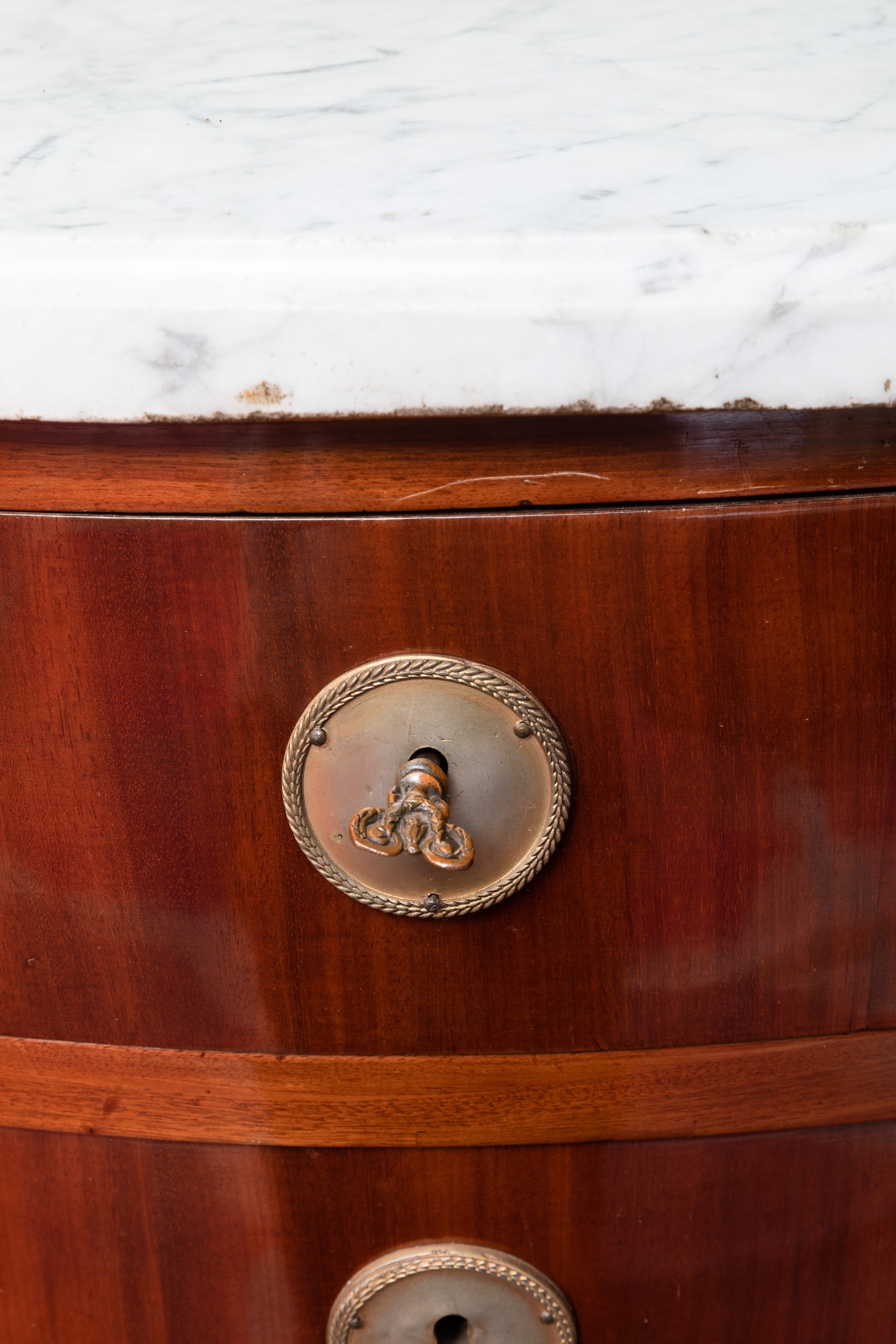 Commode demilune lastronata in mogano. Jean-Baptiste Gamichon, Francia ...