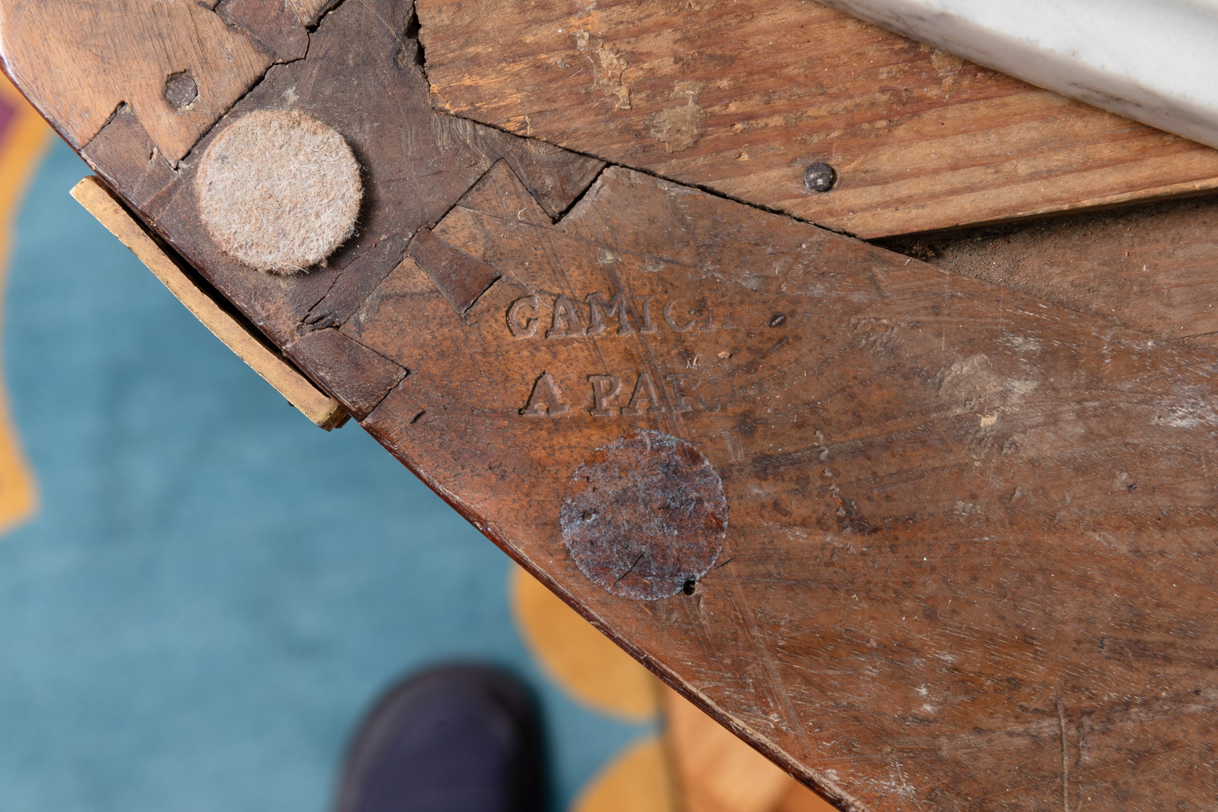 Commode demilune lastronata in mogano. Jean-Baptiste Gamichon, Francia ...