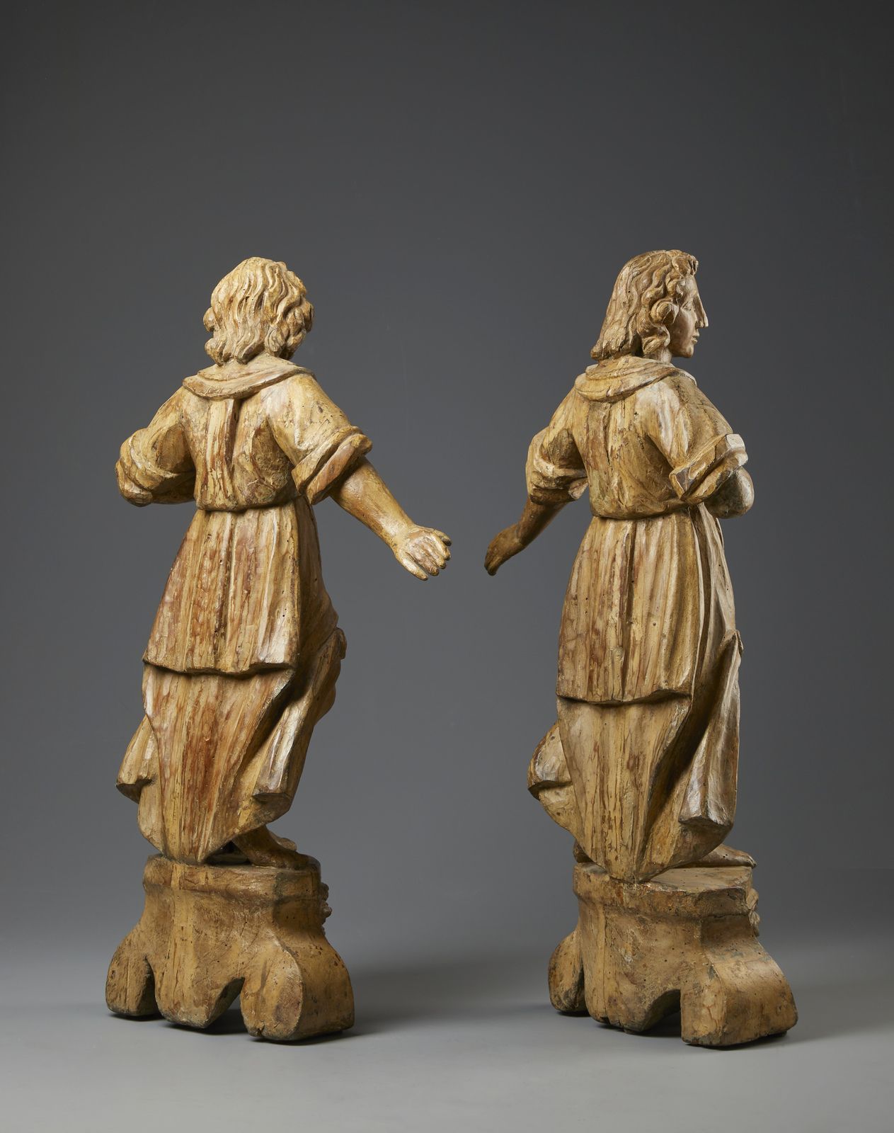 SCULTORE ITALIANO DEL XVII SECOLO : Coppia di angeli in legno scolpito poggianti su basi con ...